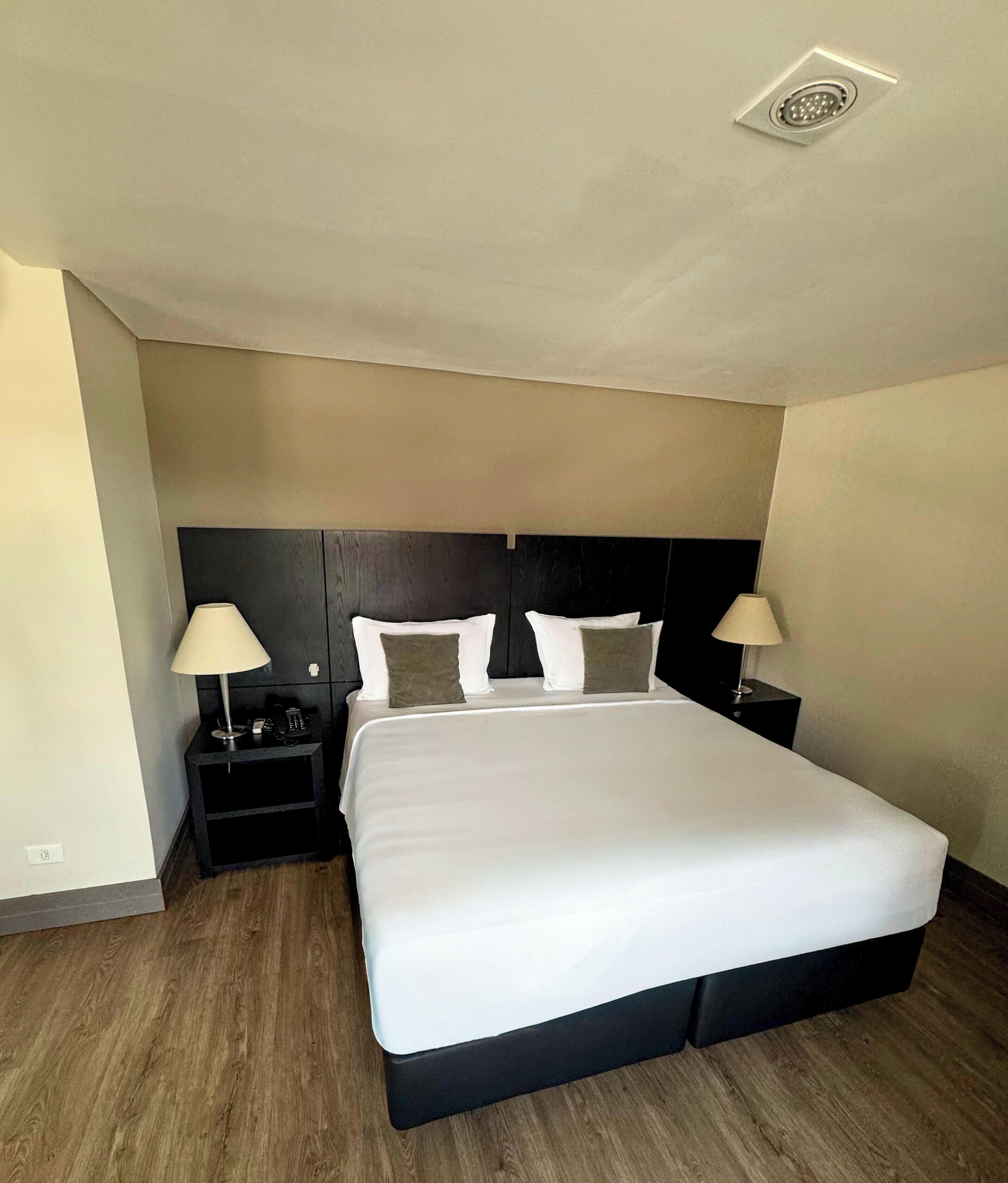 Quarto Twin Básico | Secretária, secretária adequada para computadores portáteis 