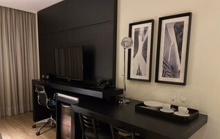 Quarto casal executivo | Escrivaninha, espaço de trabalho para notebook, Wi-Fi de cortesia