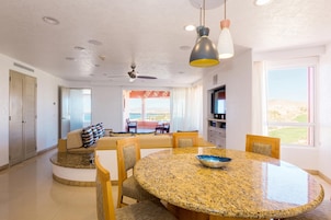 Roupa de alta qualidade, cofre no quarto, secretária