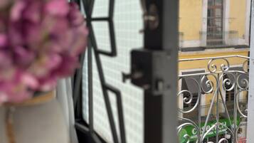 Quarto casal standard, 1 quarto, vista para o pátio | Escrivaninha, espaço de trabalho para notebook