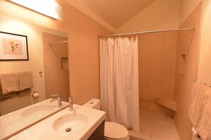 Apartamento em Condomínio Fechado, 3 quartos | Casa de banho | Toalhas fornecidas
