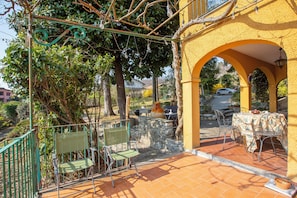 Vila standard, 3 quartos, sacada, ao lado da montanha (Charming Villa I Tre Archi) | Opções para refeição ao ar livre