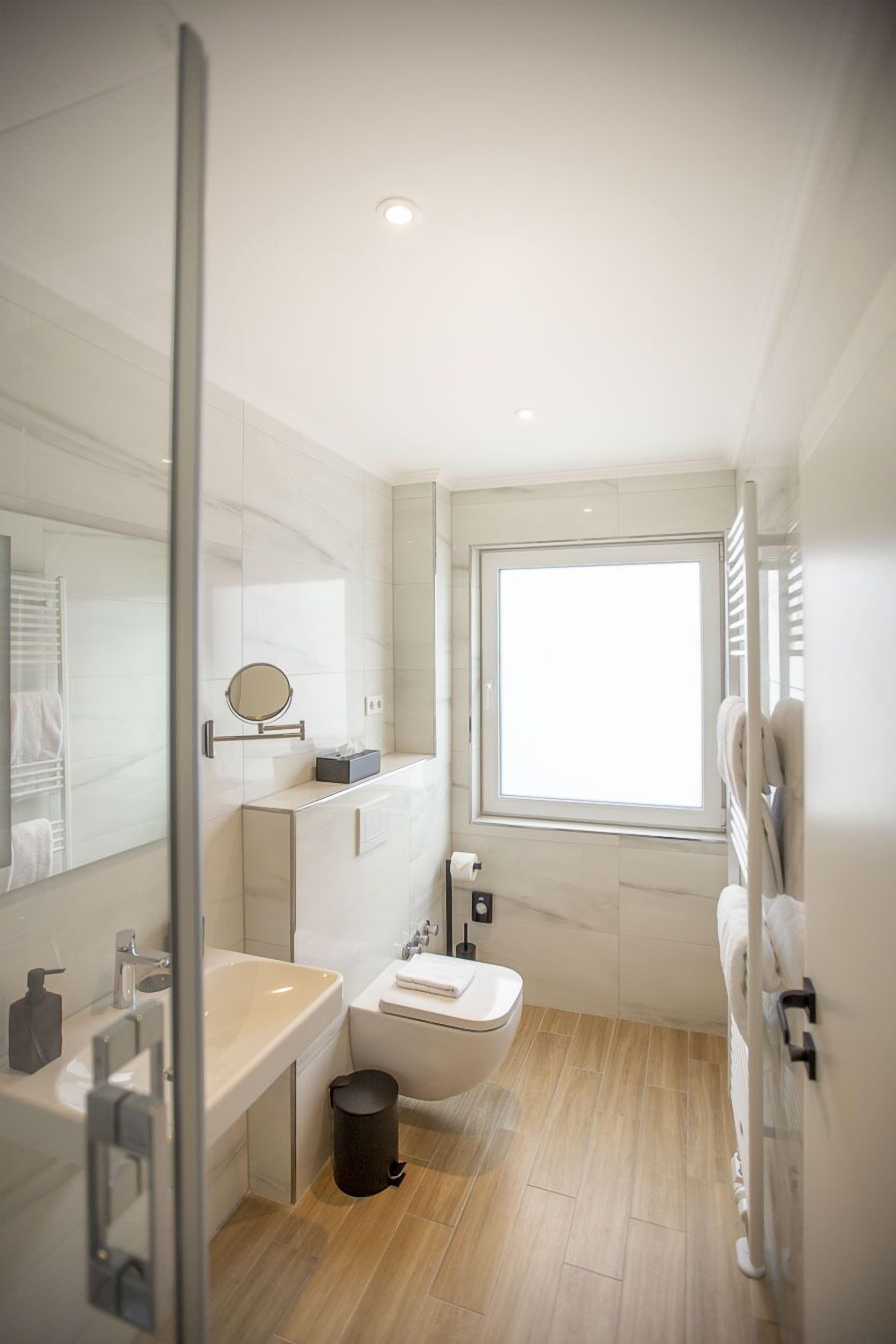 Um polibã, um secador de cabelo, toalhas fornecidas 