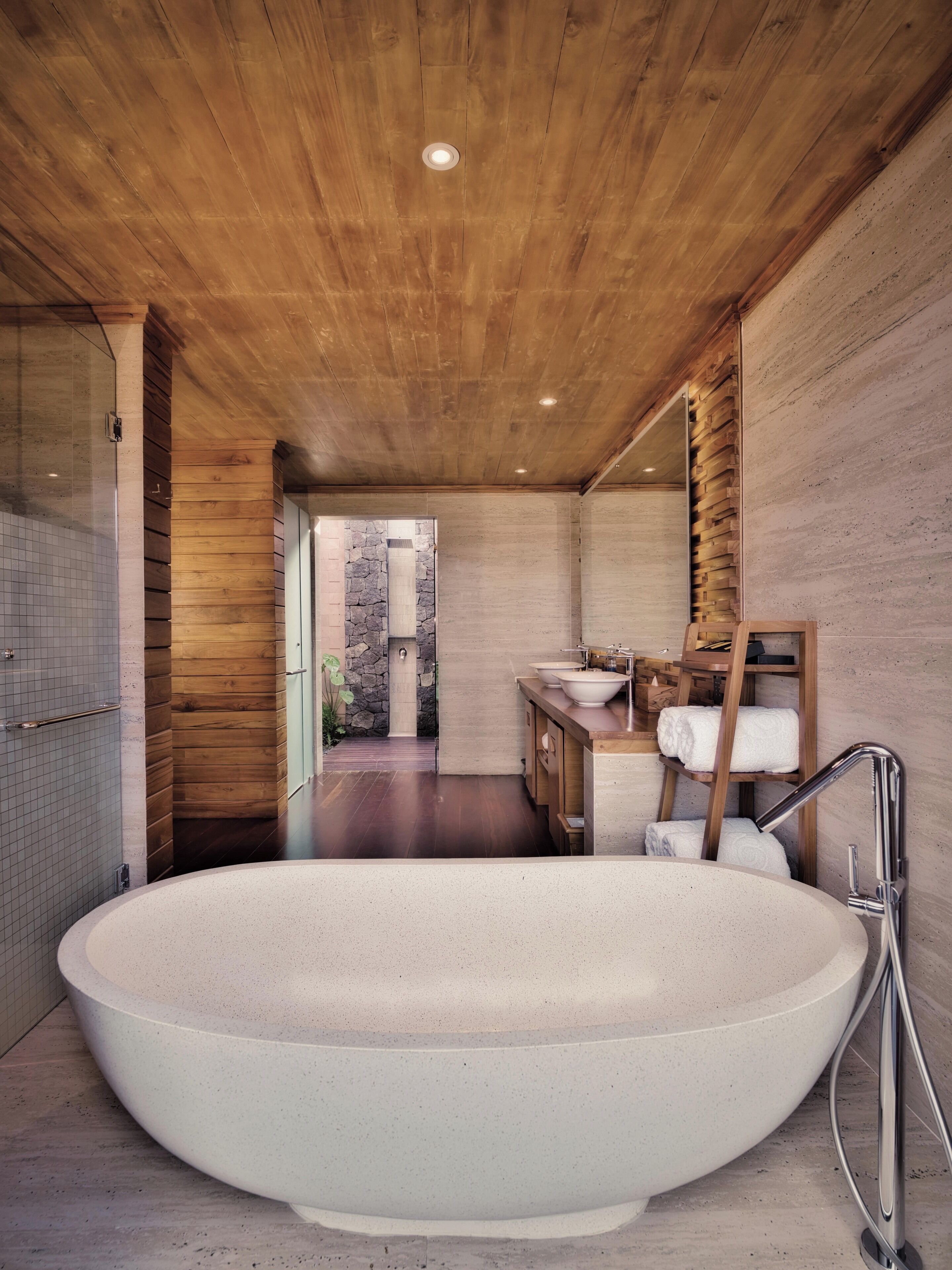 Um secador de cabelo, roupões, chinelos 