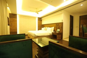 Executive Room with Bathtub | Roupa de alta qualidade, cofre no quarto, secretária