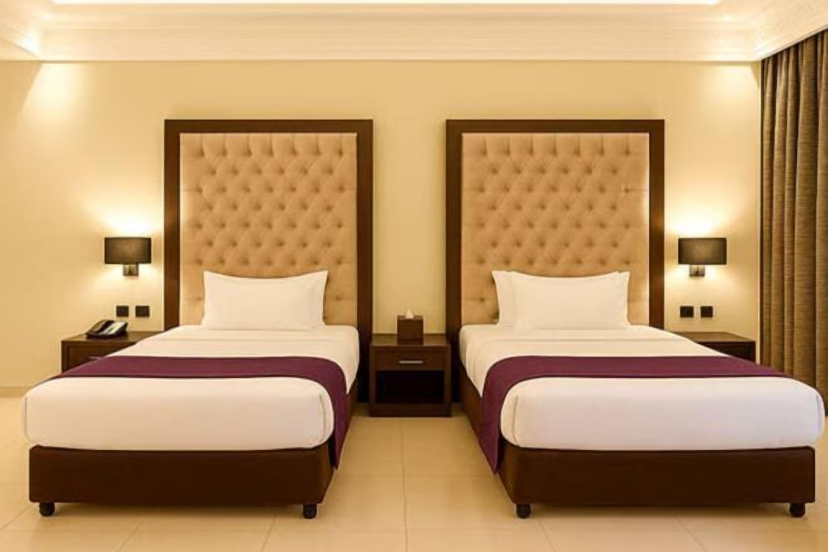 Minibar, secretária, ferro/tábua de engomar 