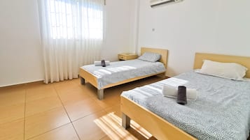 Apartamento | 2 quartos, escrivaninha, ferros/tábuas de passar roupa