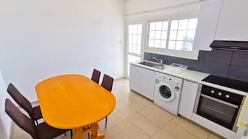 Apartamento | Cozinha privada | Geladeira, micro-ondas, fogão, cooktop
