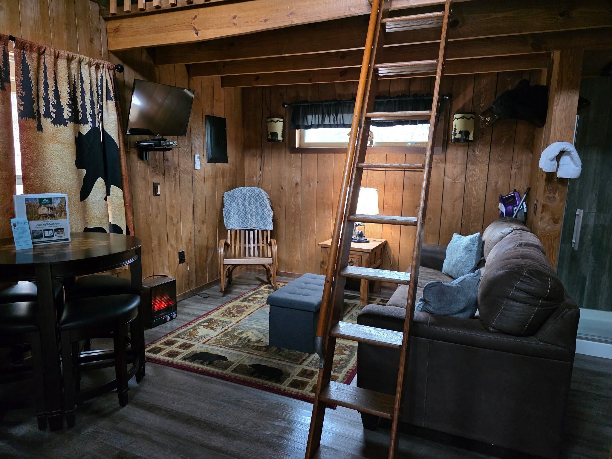 Oakleaf Treehouse - Secluded Romantic Loft With Hot Tub & Creek - Farmington, PA