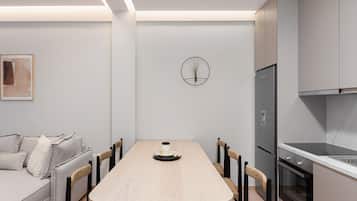 Apartamento Cidade, 2 quartos, varanda | Cozinha privada | Um frigorífico/congelador grande, um micro-ondas, um forno