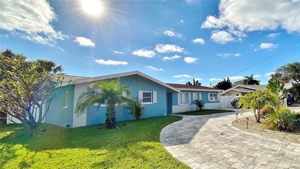 Beautifull Beach House With A Swim Spa! Less Than 10 Minute Walk To The Beach! - Indian Rocks Beach, FL