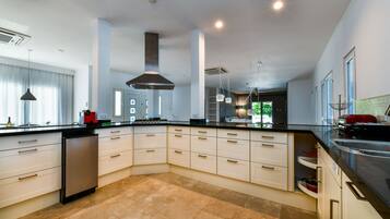 Villa (5 Bedrooms) | Cozinha privada | Um micro-ondas, um forno, uma placa de cozinha