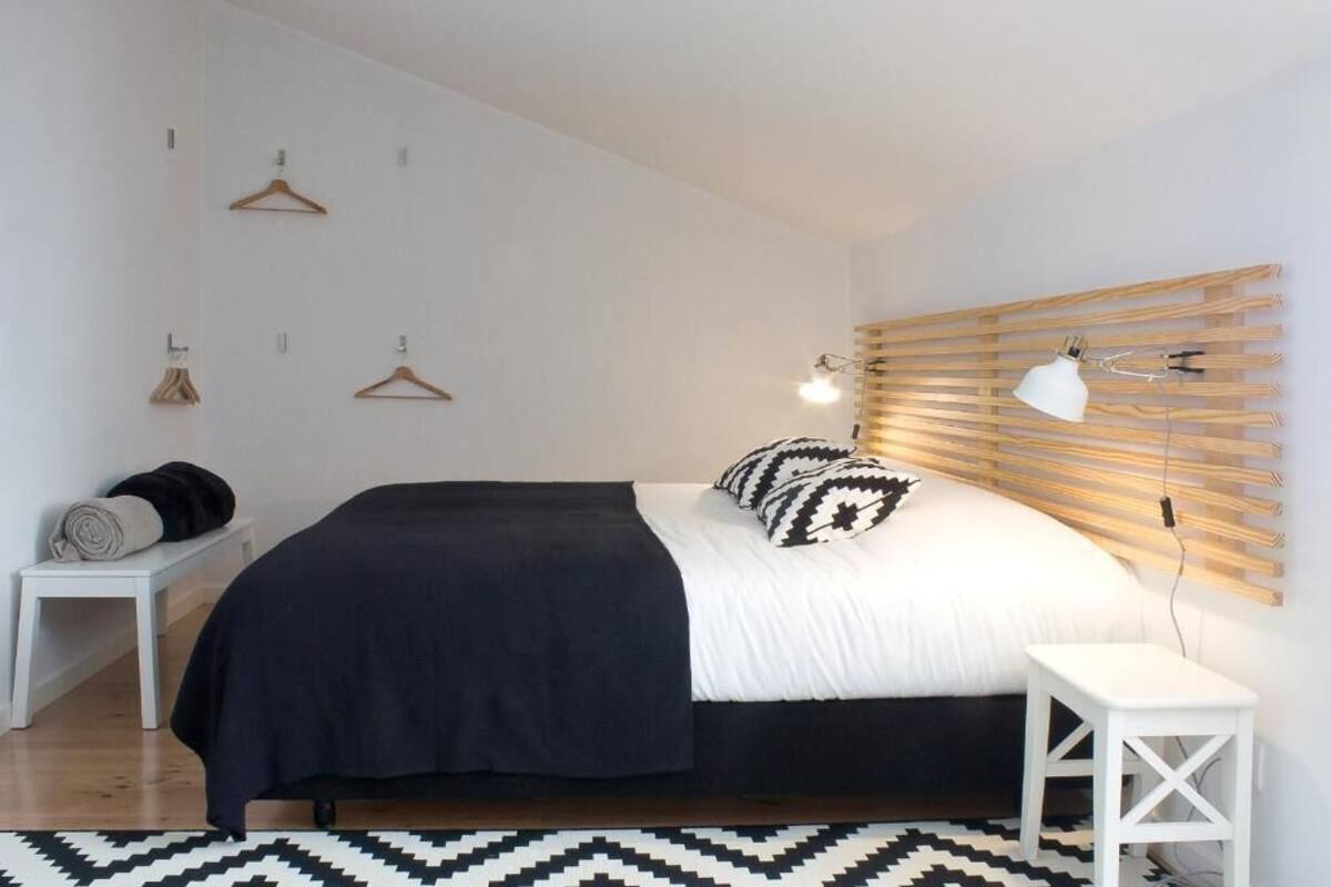 Quarto Triplo Superior, casa de banho privativa | Cortinas/cortinados opacos, Wi-fi grátis, com decoração personalizada 