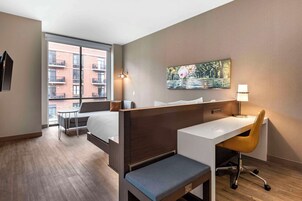 Quarto standard, 1 cama King, para não fumantes | Roupas de cama premium, cofres nos quartos, escrivaninha