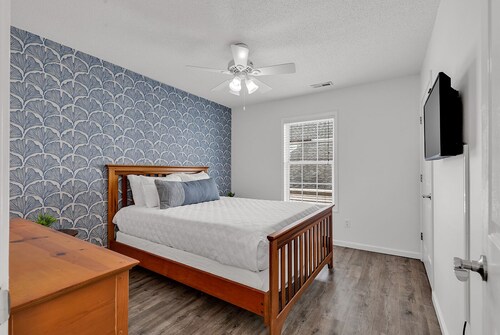 The Ocean Pearl - Golf Cart - Walk To The Beach- 6 Bedrooms-  Sleeps 16 - South Carolina