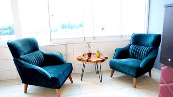 Televisor LED de 82 polegadas com canais por cabo, televisor