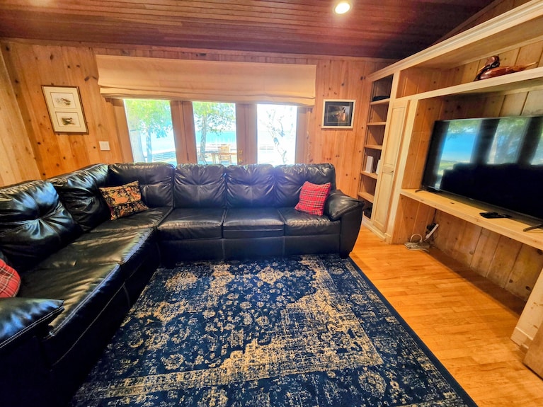 Drummond Island Hotel & Vacation Homes - Some Point North - Drummond, MI