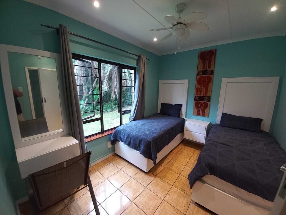 Self Catering Accommodation With A Garden View. 100mt From The Beach - Scottburgh