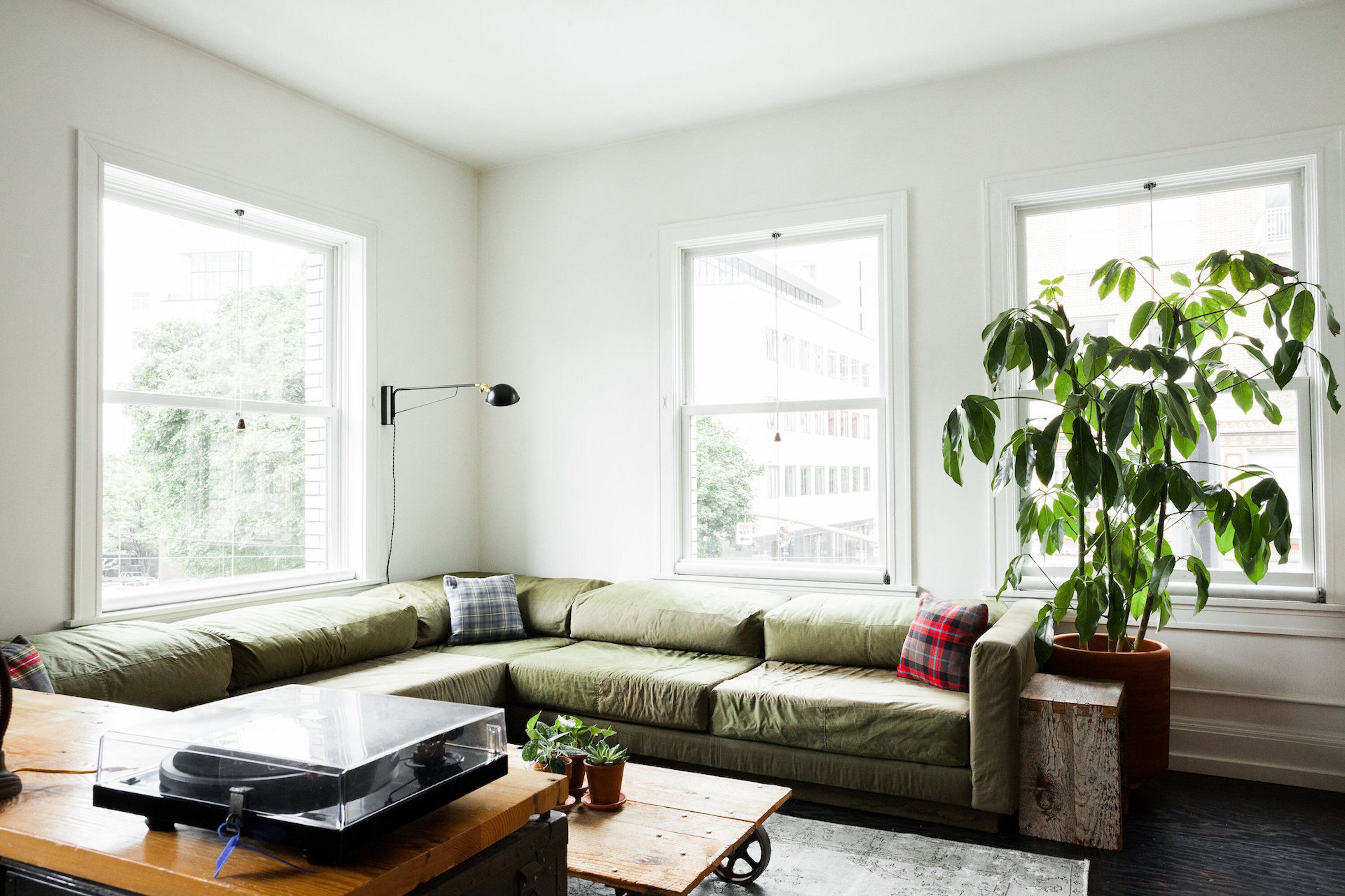 Suíte estúdio superior, 1 cama King, no canto | Área de estar | TV de tela plana 32 polegadas com canais a cabo, TV