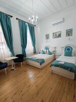Quarto Duplo Familiar | Minibar, secretária, berços/camas para crianças grátis 