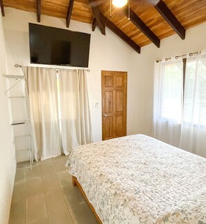 Quarto casal romântico de uso individual | Roupas de cama premium, camas com colchões pillow-top, Wi-Fi de cortesia