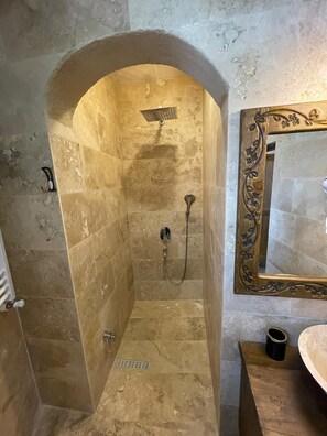 Quarto Duplo Lua de Mel | Casa de banho | Um polibã, um chuveiro fixo, artigos de higiene pessoal grátis 