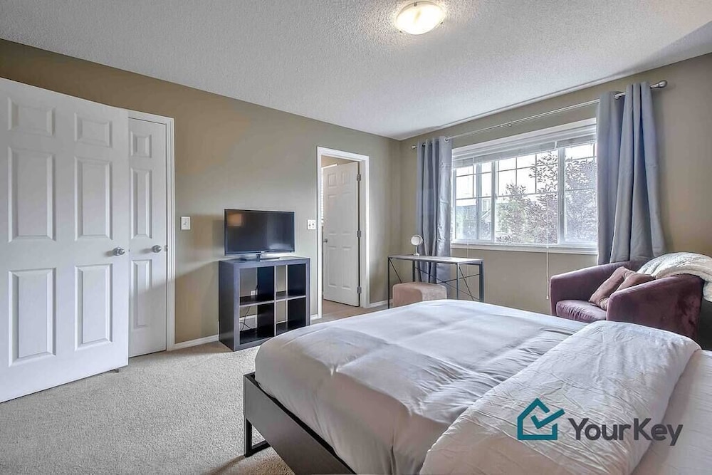 Perfect Townhome With Large Bedrooms And Parking For 2 Vehicles - Calgary