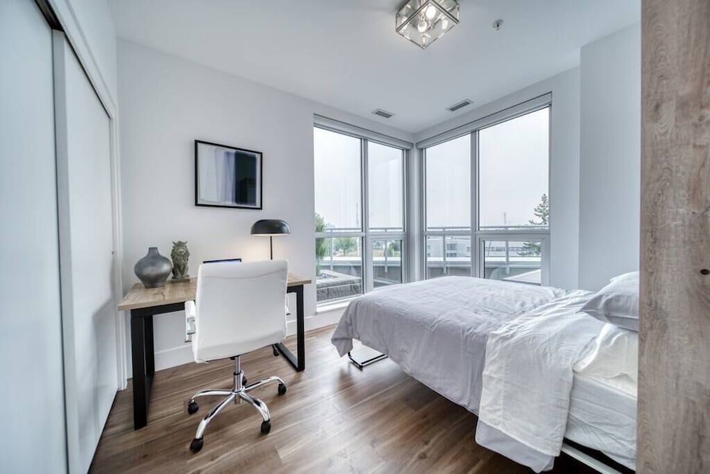 Luxury Condo With Downtown Views & Xl Patio - Calgary