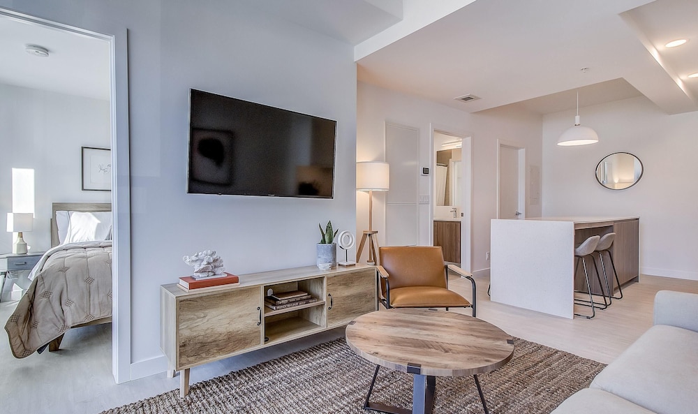 Vibrant & Modern Condo With Patio Near Lrt - Calgary