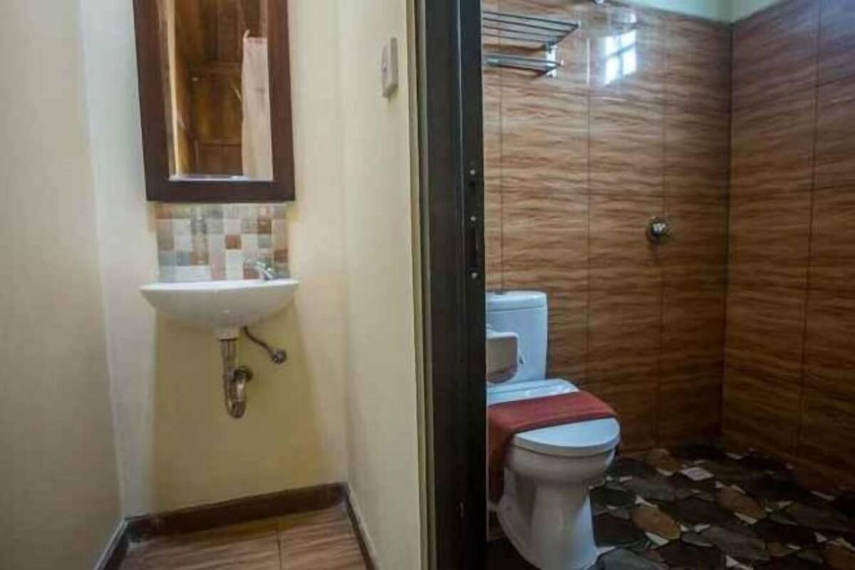 Casa de banho | Um polibã, um chuveiro de hidromassagem, toalhas fornecidas
