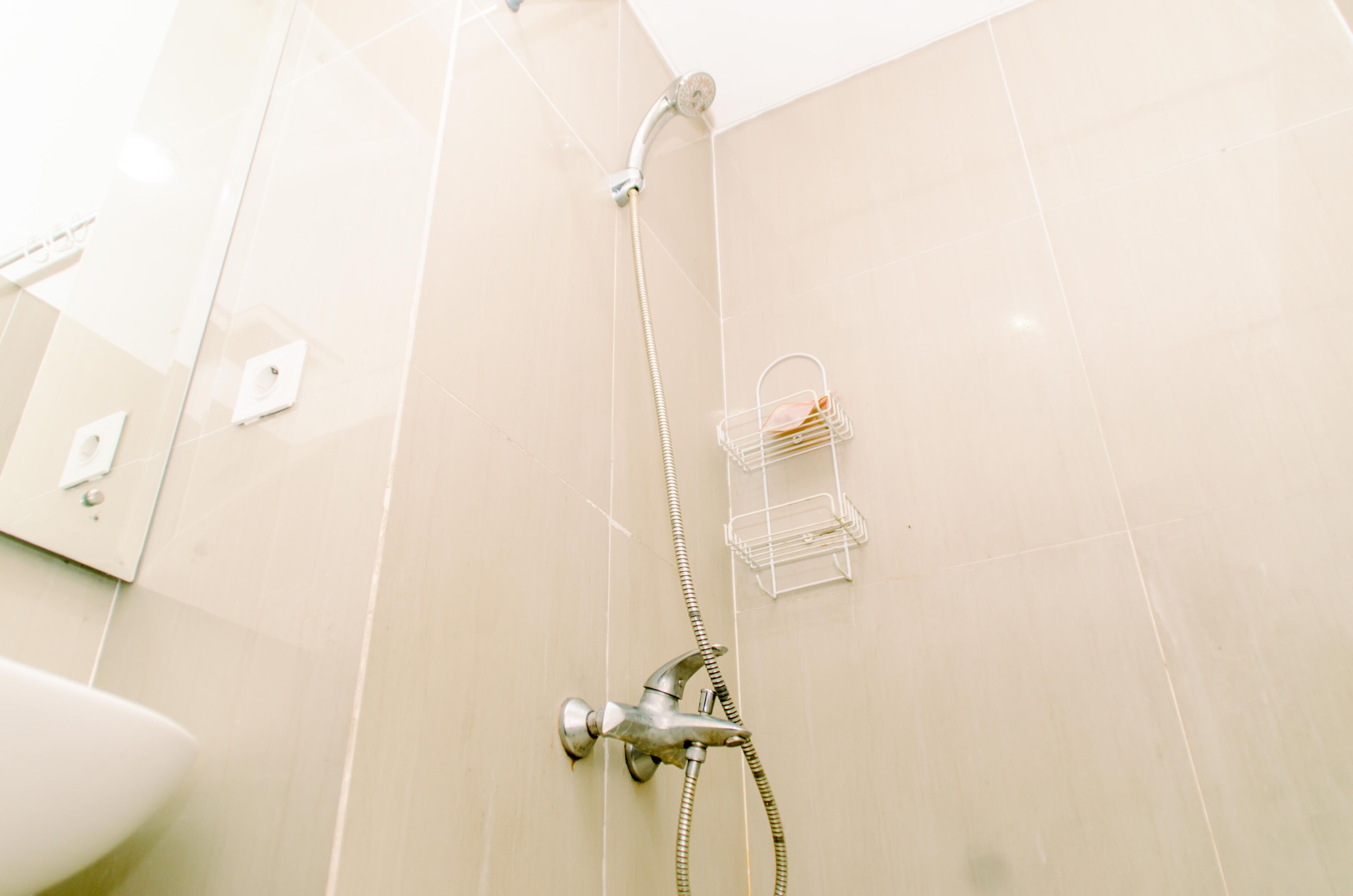 Quarto | Casa de banho | Um polibã, artigos de higiene pessoal grátis, toalhas fornecidas 