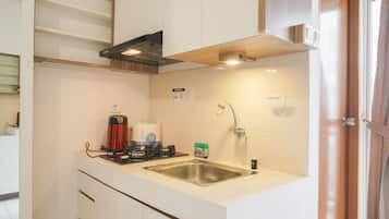 Quarto | Cozinha privada | Geladeira, cooktop, talheres/pratos/utensílios de cozinha