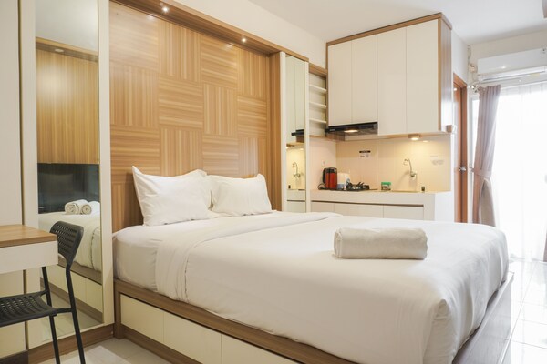 Nice And Cozy Studio At Cinere Resort Apartment - Jakarta