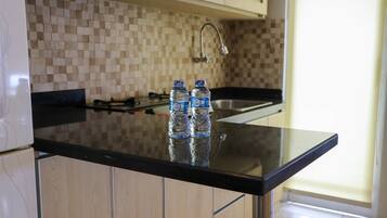 Quarto | Cozinha privada | Geladeira, cooktop, talheres/pratos/utensílios de cozinha