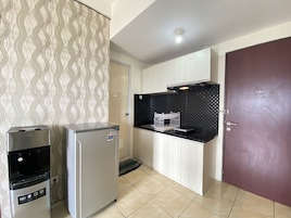 Quarto | Cozinha privada | Um frigorífico, uma placa de cozinha, utensílios de cozinha