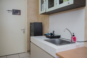 Quarto | Cozinha privada | Um frigorífico, uma placa de cozinha, utensílios de cozinha 