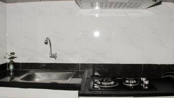 Quarto | Cozinha privada | Um frigorífico, uma placa de cozinha, utensílios de cozinha