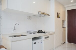 Quarto | Cozinha privada | Um frigorífico, uma placa de cozinha, utensílios de cozinha 