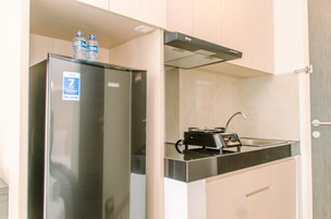 Quarto | Cozinha privada | Um frigorífico, uma placa de cozinha, utensílios de cozinha 