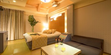 Quarto Duplo Económico | Com decoração personalizada, com mobília individualizada, secretária 