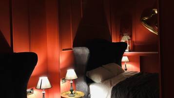 Quarto casal superior | Cofres nos quartos, escrivaninha, Wi-Fi de cortesia, roupa de cama