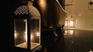 Quarto casal superior | Banheiro | Chuveiro, chuveiro com efeito de chuva, secador de cabelo, chinelos