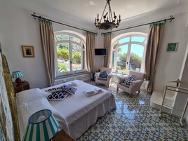Cofre no quarto, cortinas/cortinados opacos, ferro/tábua de engomar
