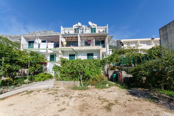 Apartments Zoran, Gradac: Hotel Reviews, Rooms & Prices | Hotels.com