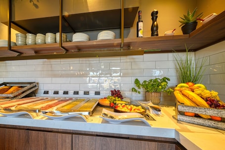 Café da manhã com buffet diÔrio (EUR 22.90 por pessoa)