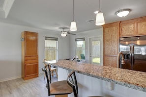 Casa, 3 quartos | Cozinha privada | Um frigorífico, um forno, uma placa de cozinha, uma cafeteira/bule