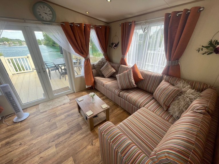 Luxury Lakeside Caravan At Tattershall Lakes Award Winning Site With A Hot Tub, Private Fishing Peg - Woodhall Spa