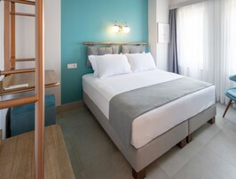 Quarto Duplo | Minibar, secretária, Wi-fi grátis, roupa de cama fornecida 