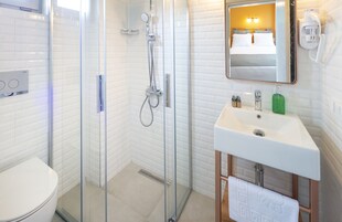 Quarto Duplo | Casa de banho | Um polibã, artigos de higiene pessoal grátis, um secador de cabelo 