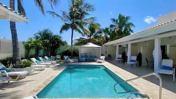 Piscina exterior, espreguiçadeiras